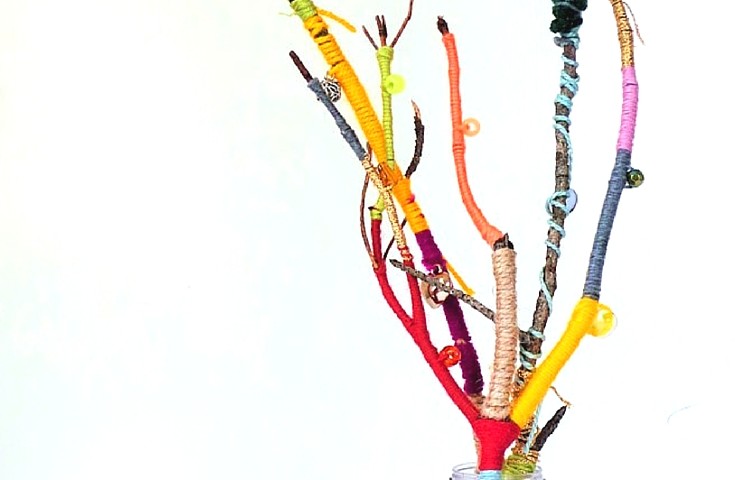 Yarn craft for kids: wool wrapped sticks - Hodge Podge Craft
